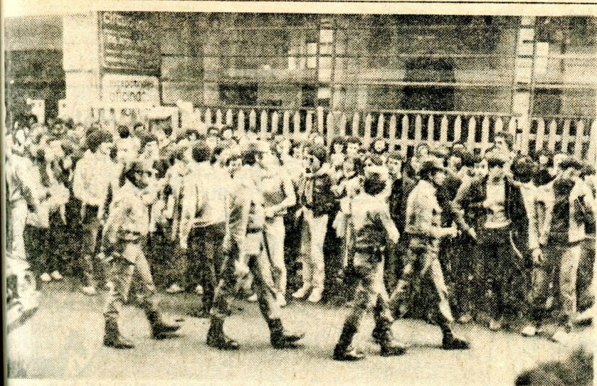 Los jóvenes que ayer se concentraron frente a La Capital (Hubo ...